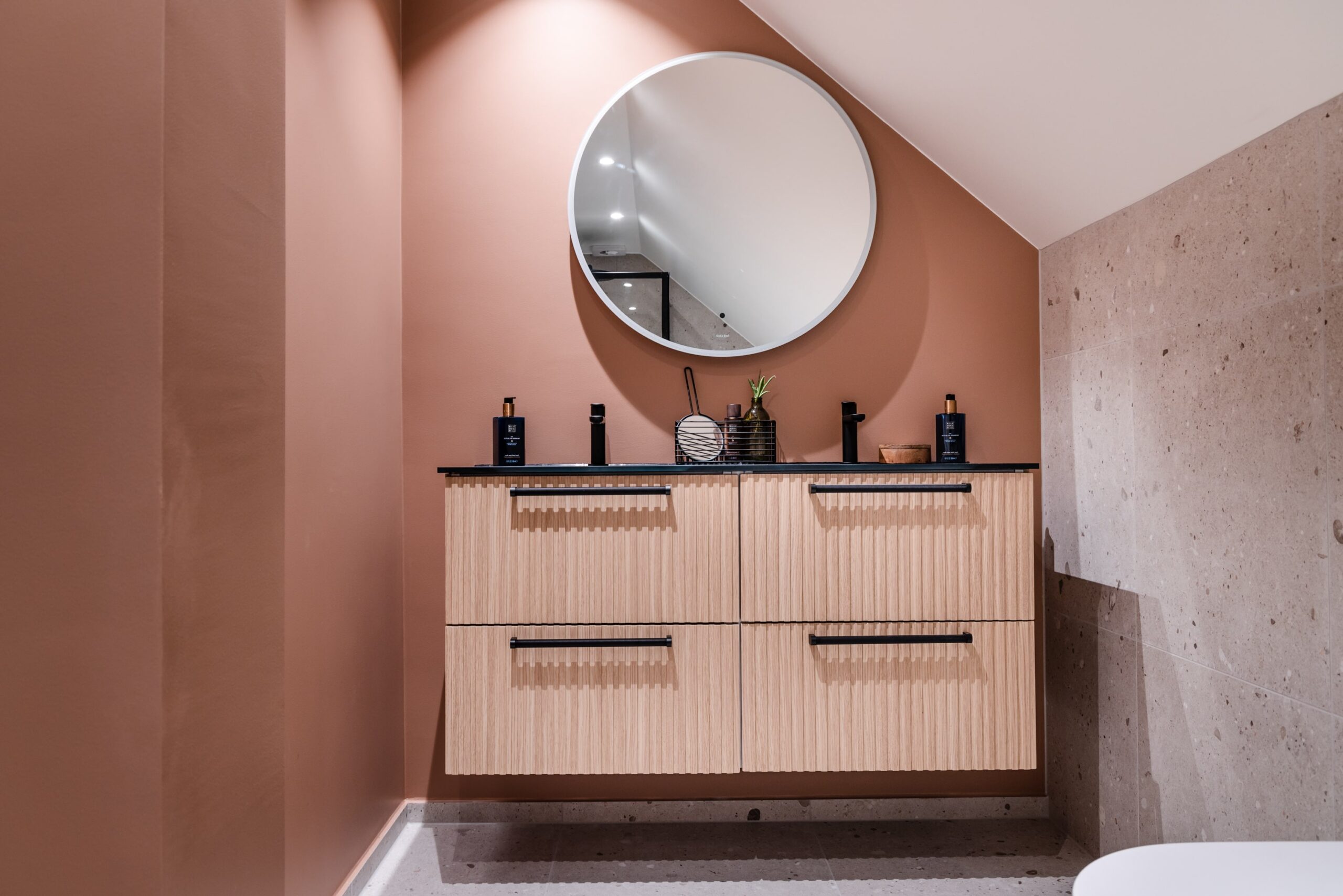 Familie på Manglerud får moderne masterbad | Lomundal Bygg AS